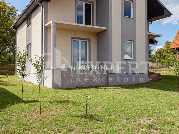 Lepa, nova kuća u Donjem Komrenu, 160m2, 7,15 ari placa