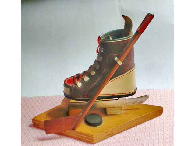 Hokejaska cipela,pak, stap na drvenom postolju iz 70-ih
