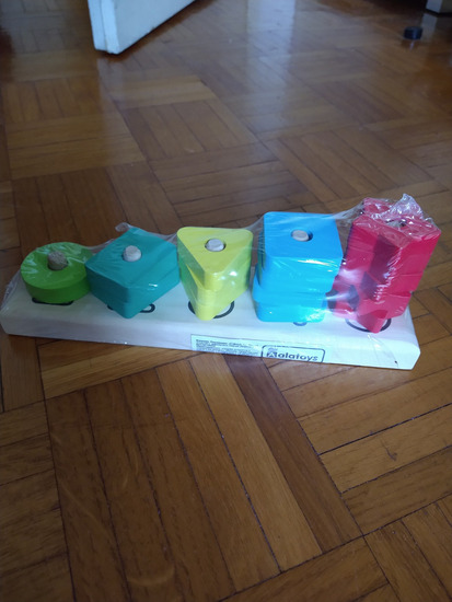 Drvena igračka umetaljka Piramida oblik boja broj