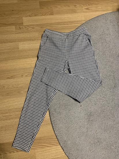 Nove crno-bele pantalone