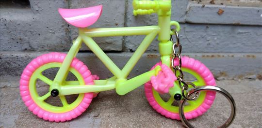 Privezak za kljuceve plasticni mini bicikl 8,5 cm.