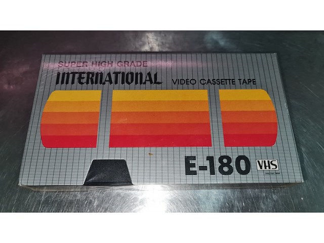 International E-180 , U CELOFANU