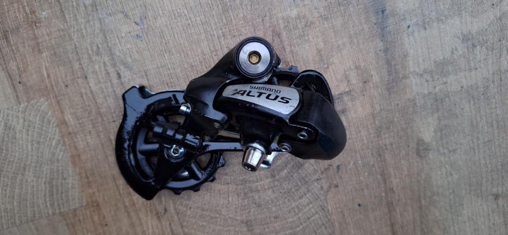 Zadnji menjač Shimano Altus RD-M310 7 i 8 s crni