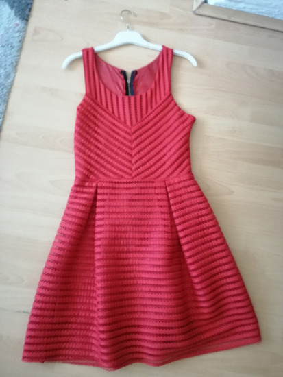 Crvena haljina 36