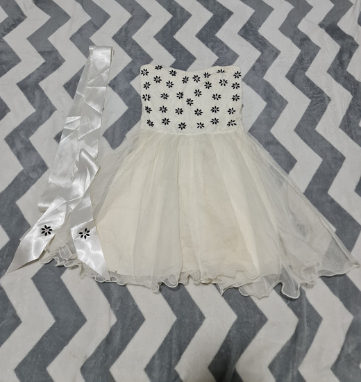 Bela svečana haljina