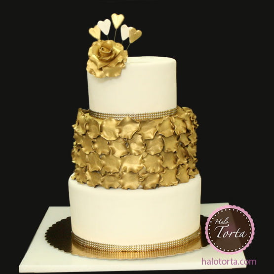 Svadbena torta sa zlatnim laticama i ružom