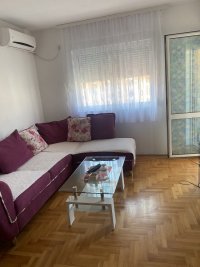 Prodajem dvosoban stan na Starom aerodromu, u Zmaj Jovinoj ulici zgrada 'JKP' između t.c.V