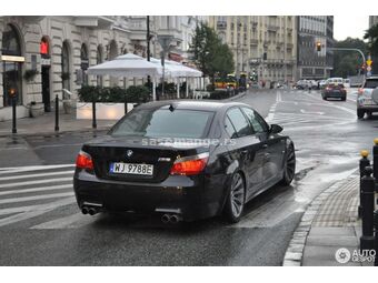 Zadnji branik BMW E60 M5 dizajn 2 izduva
