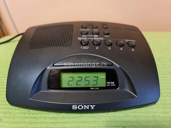 SONY ICF-C233 - kvalitetni stoni radio budilnik na struju