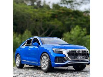 Audi Q8 metalni muzički plavi