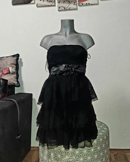 Brutalna crna haljina na karnere