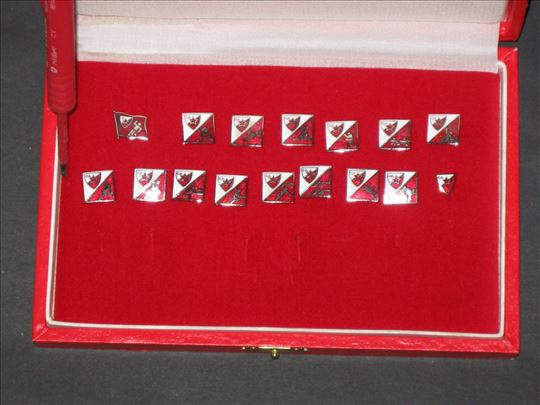 16 komada raznih emajliranih znački Crvene Zvezde