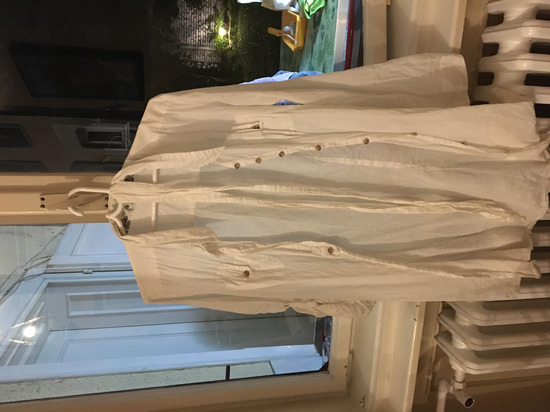 Dugacka bela haljina na otkopcavanje sa kajisem