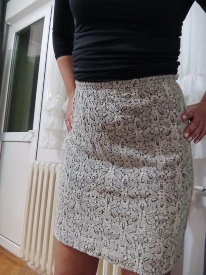 Šivena teksturisana suknja iznad kolena