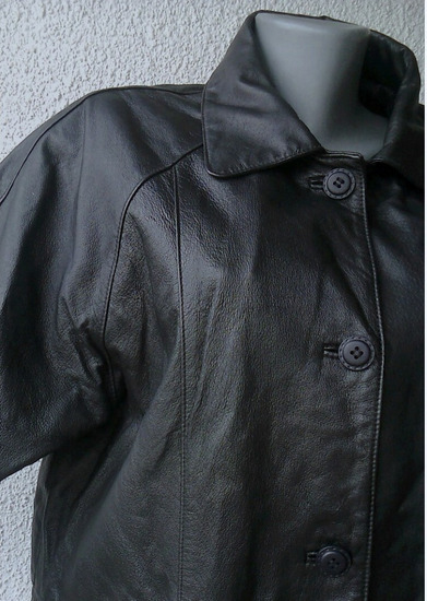 crna duža kožna jakna broj 42 ili 44