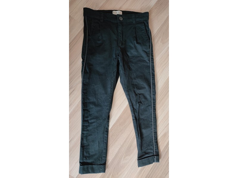 Zara pantalone 9g kao nove