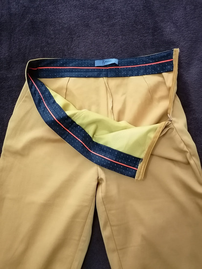 Elegantne pantalone boje senfa