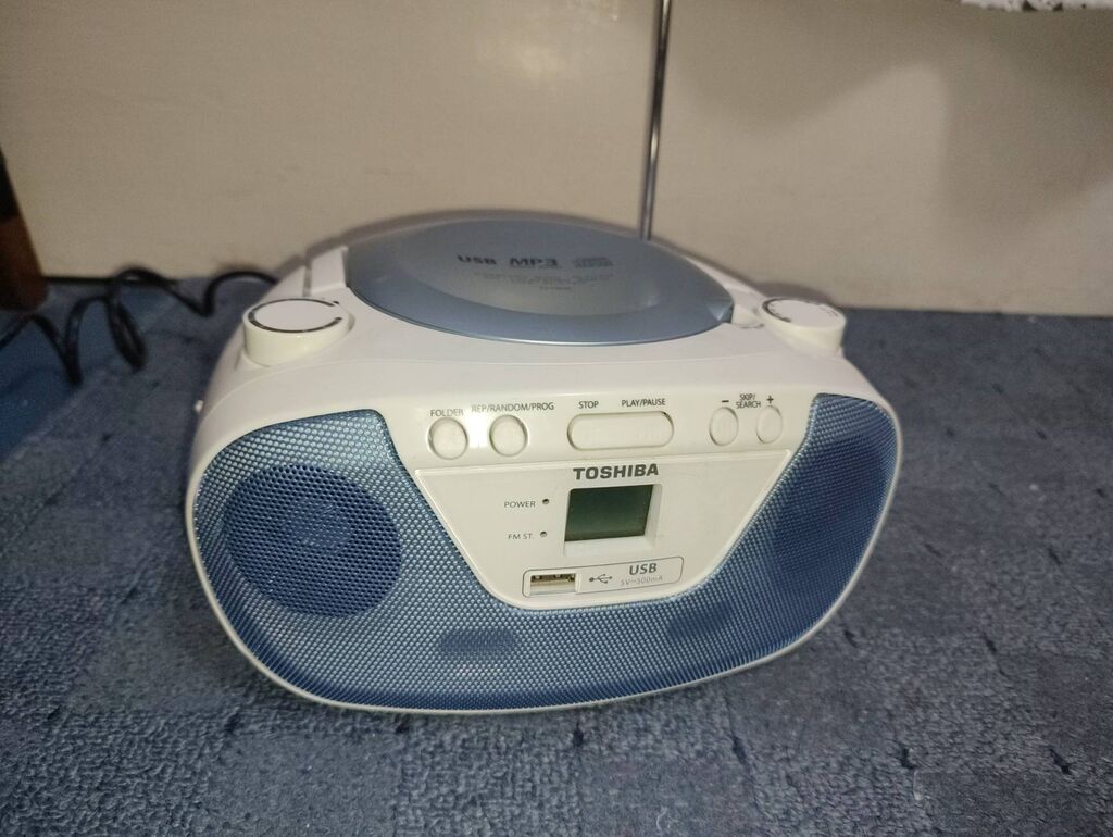 Toshiba TY-CRU8 Portable CD Radio Potpuno ispravan radio uredjaj. Kao