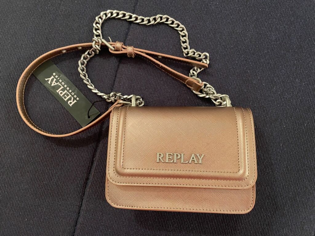 Prodajem potpuno novu original Replay torbicu u rose gold boji