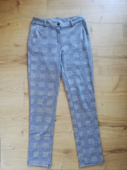 Sive karirane pantalone