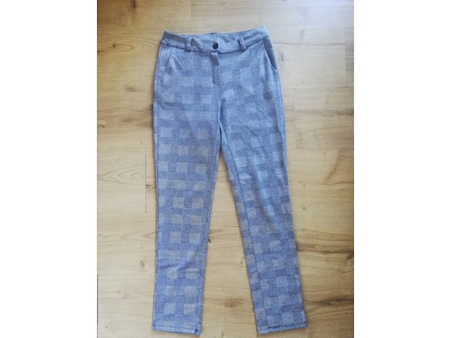 Sive karirane pantalone