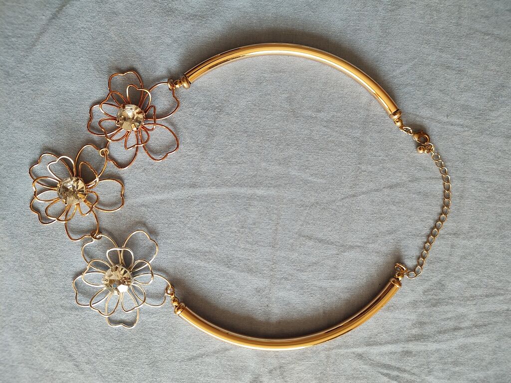 Prelepa,nova ogrlica sa cvetovima u srebrnoj,bakarnoj i zlatnoj