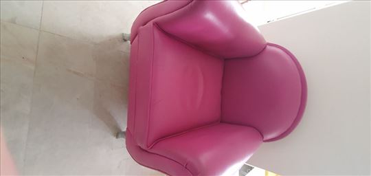 Pink kožna fotelja