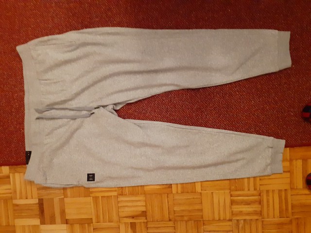 Under armour jogger trenerka