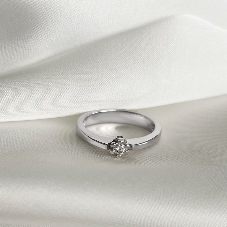 Klasičan verenički prste sa centralnim dijamantom 0.08 ct i dva dijamanta u profilu 0.014 ct Vs-Gh
