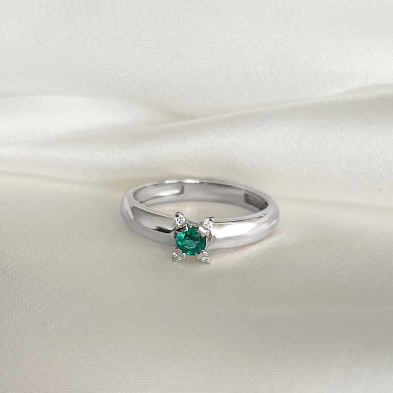Verenički prsten od belog zlata sa smaragdom 0.13 ct i četiri dijamanta 0.028 ct Vs-Gh