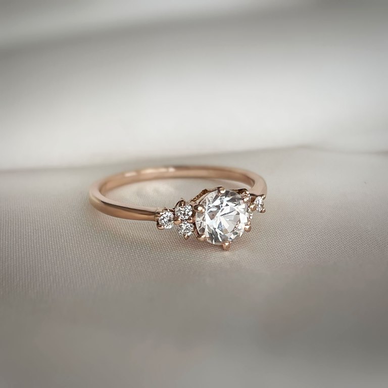 Prsten od roze zlata sa belim safirom 0.86 ct i dijamantima 0.12 ct Vs-Gh