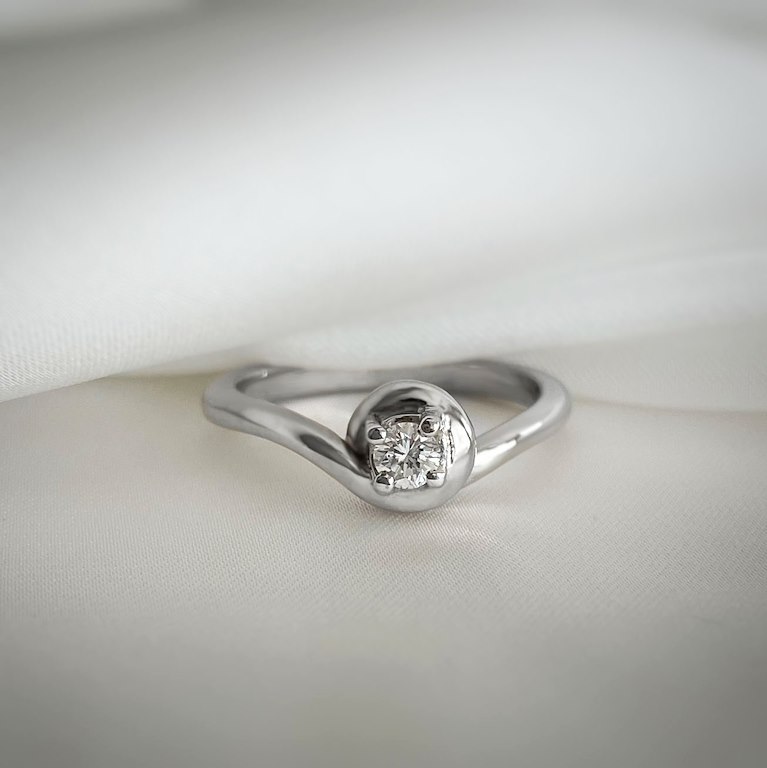 Masivan prsten od belog zlata sa dijamantom 0.14 ct Vs-G