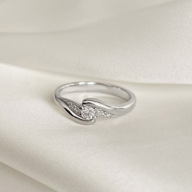 Asimetričan dijamantski prsten od belog zlata ukupne karataže 0.12 ct Vs-Gh