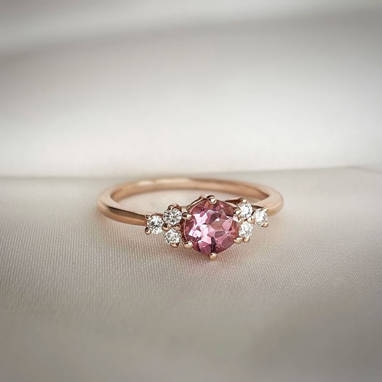 Prsten od roze zlata sa pink safirom 0.66 ct i dijamantima 0.12 ct Vs-Gh