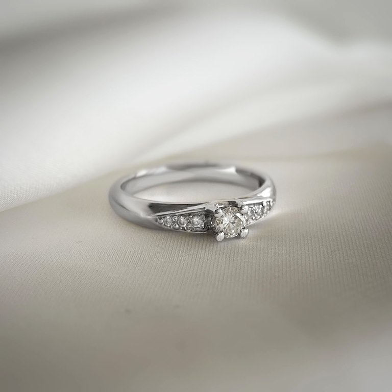 Verenički prsten od belog zlata sa centralnim dijamantom 0.16 ct i sitnijim sa strane 0.06 ct Si-Gh