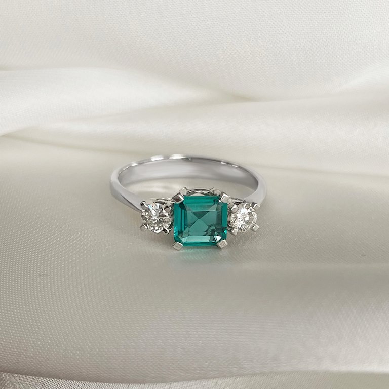 Verenički prsten, belo zlato i četvrtasti smaragd 0.55 ct sa dva dijamanta 0.24 ct Si-Gh