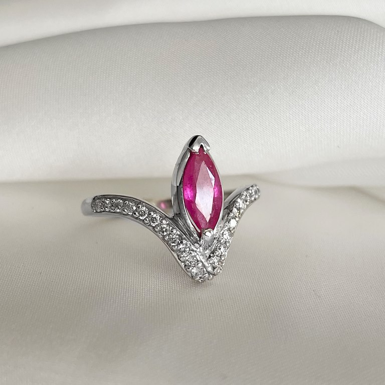Neobičan prsten sa rubinom 0.88 ct i dijamantima 0.21 ct