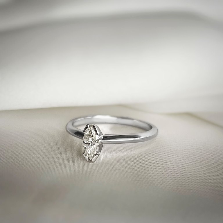Prsten od osamnaestokaratnog belog zlata sa dijamantom 0.33 ct Si-H