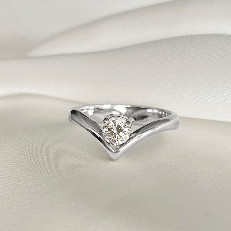 Upadljiv prsten od belog zlata sa dijamantom 0.39 ct Si1-Gh