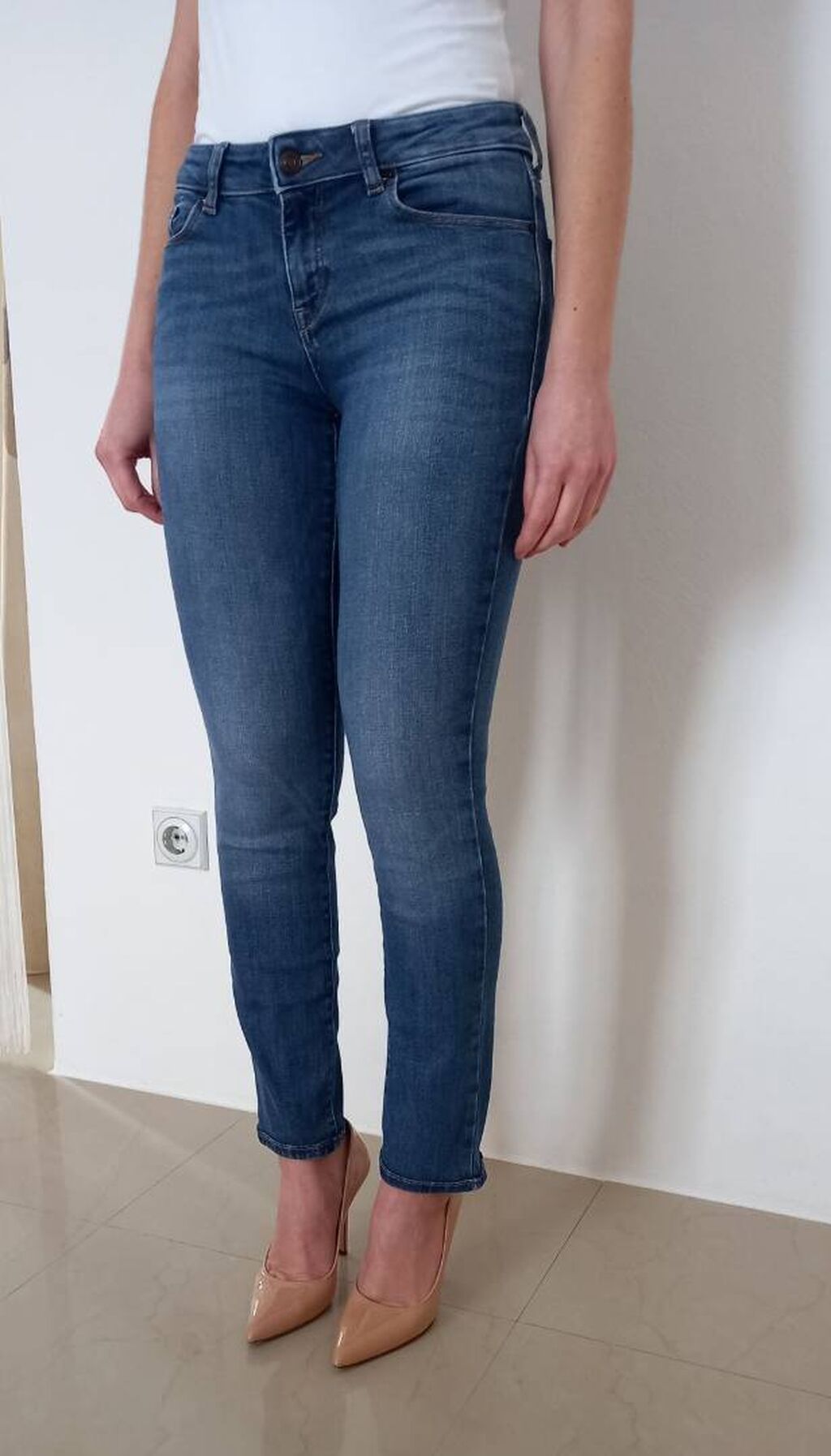 Esprit farmerke vel. 26. Esprit Denim farmerke ravnog kroja, srednje