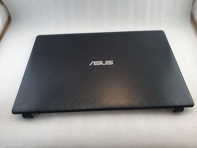 Kuciste ekrana za Asus F551C