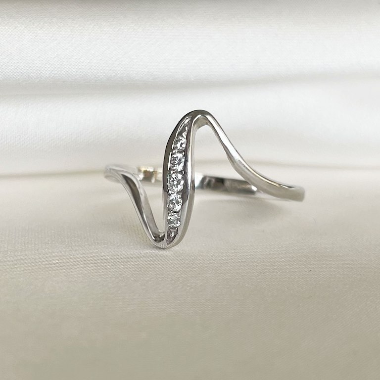 Neobičan prsten od belog zlata sa brilijantima 0.08 ct Vs-gh
