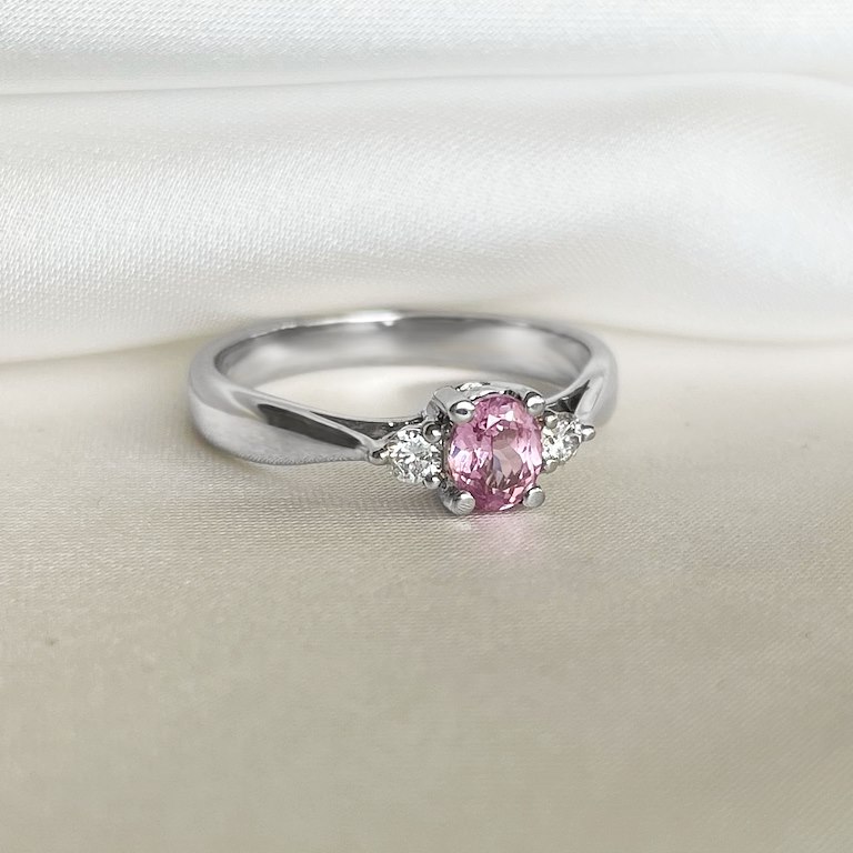 Prsten od belog zlata sa pink safirom 0.49 ct i brilijantima 0.08 ct Vs-Gh