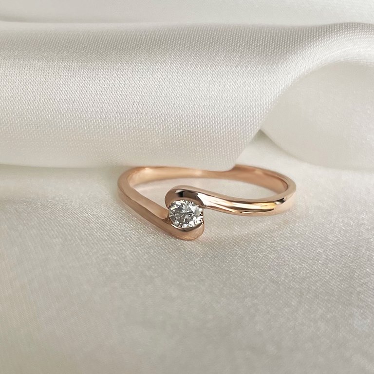 Prsten od roze zlata sa brilijantom 0.15 ct Si-Gh