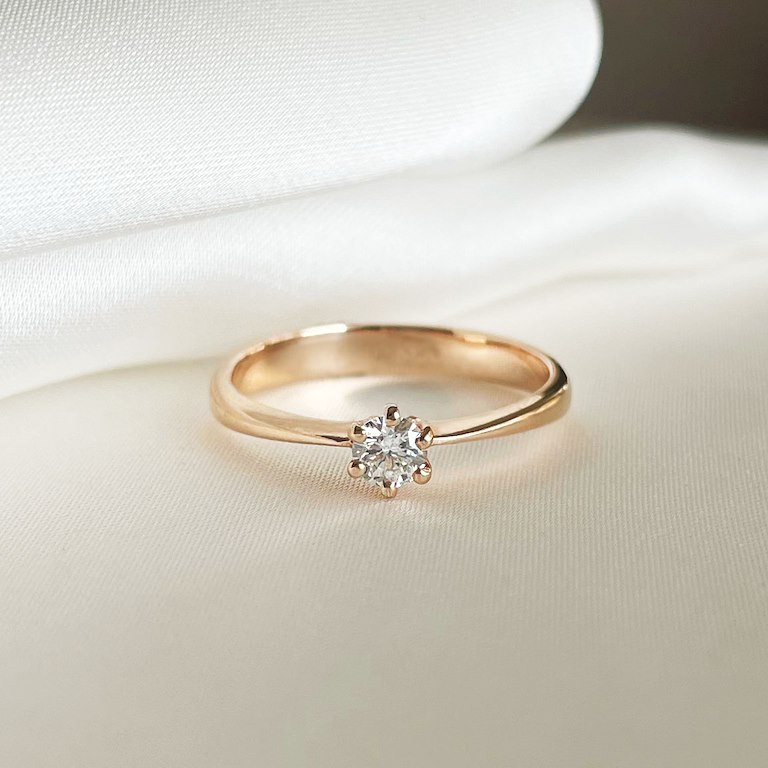 Klasičan model vereničkog prstena od roze zlata sa dijamantom 0.15 ct