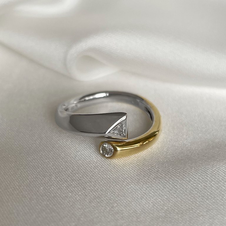 Asimetričan model prsten od žutog i belog osamnaestokaratnog zlata sa dva brilijanta 0.20 ct Si-H