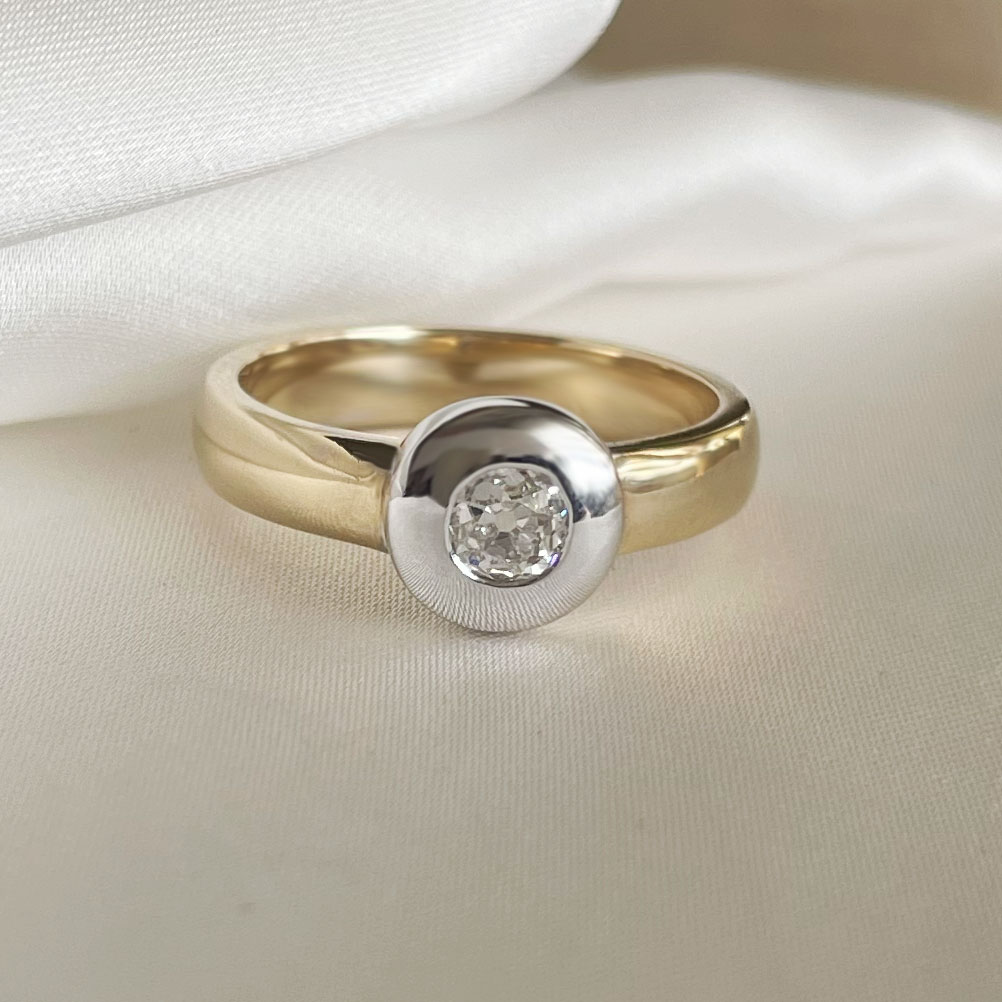 Masivan prsten u kombinaciji belog i žutog zlata sa dijamantom 0.40 ct Single cut