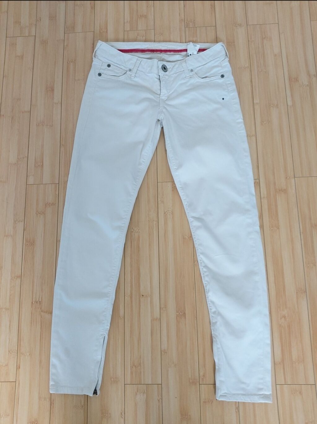 GUESS Pantalone (Svajcarska) GUESS Pantalone. Broj: 27 Material: 98%