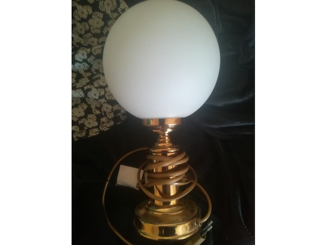 Lampa od  mesinga sa staklenom kuglom