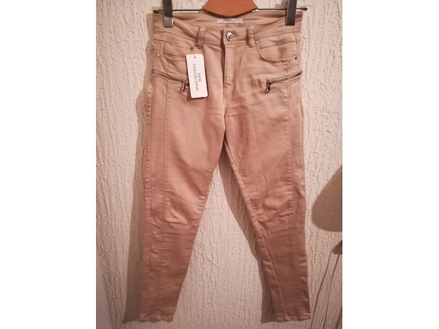 Odlicne zenske pantalone marke Bershka